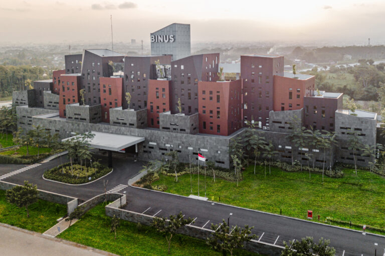 Hanya di BINUS University, 2,5 tahun kuliah langsung gapai kariermu! # ...